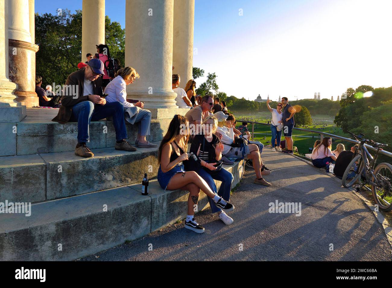 People enjoying the autumn sun at the Monopteros in the English Garden ...