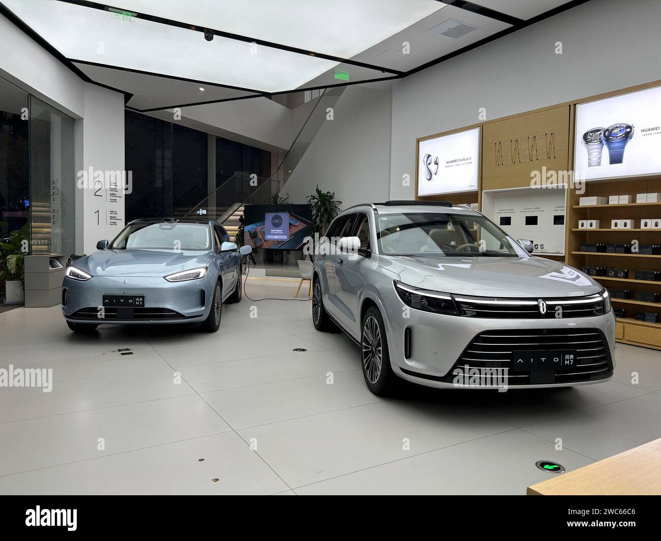 Huawei store full hi-res stock photography and images - Alamy