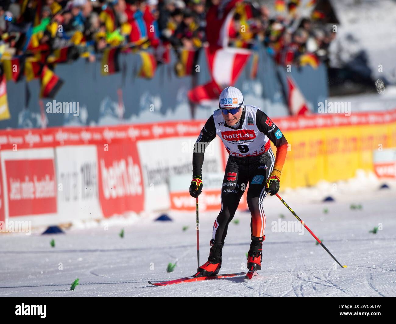 Manuel Faisst (Deutschland) jubelt im Ziel ueber Platz 3 auf dem Podium ...