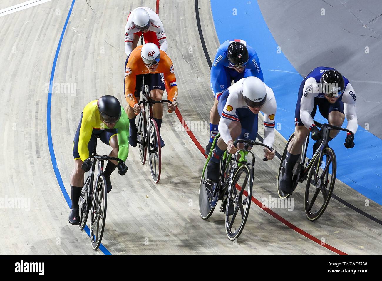 APELDOORN - Jeffrey Hoogland in action in the 1/2 final keirin men on ...