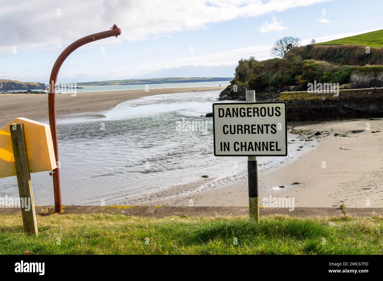 Dangerous Current Warning Sign next to tidal creek Stock Photo - Alamy