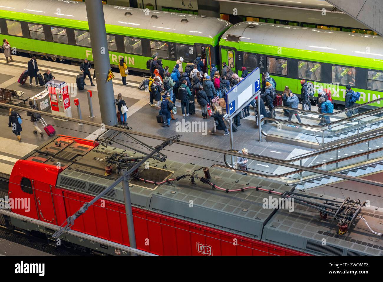 Reisende steigen in einen Flixtrain auf dem Hauptbahnhof in Berlin ...
