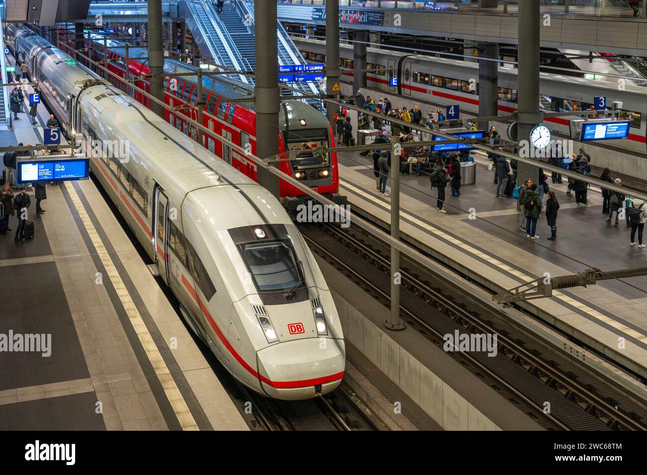 Ein Intercity Express ICE, dahinter ein Regionalexpress der Deutschen ...