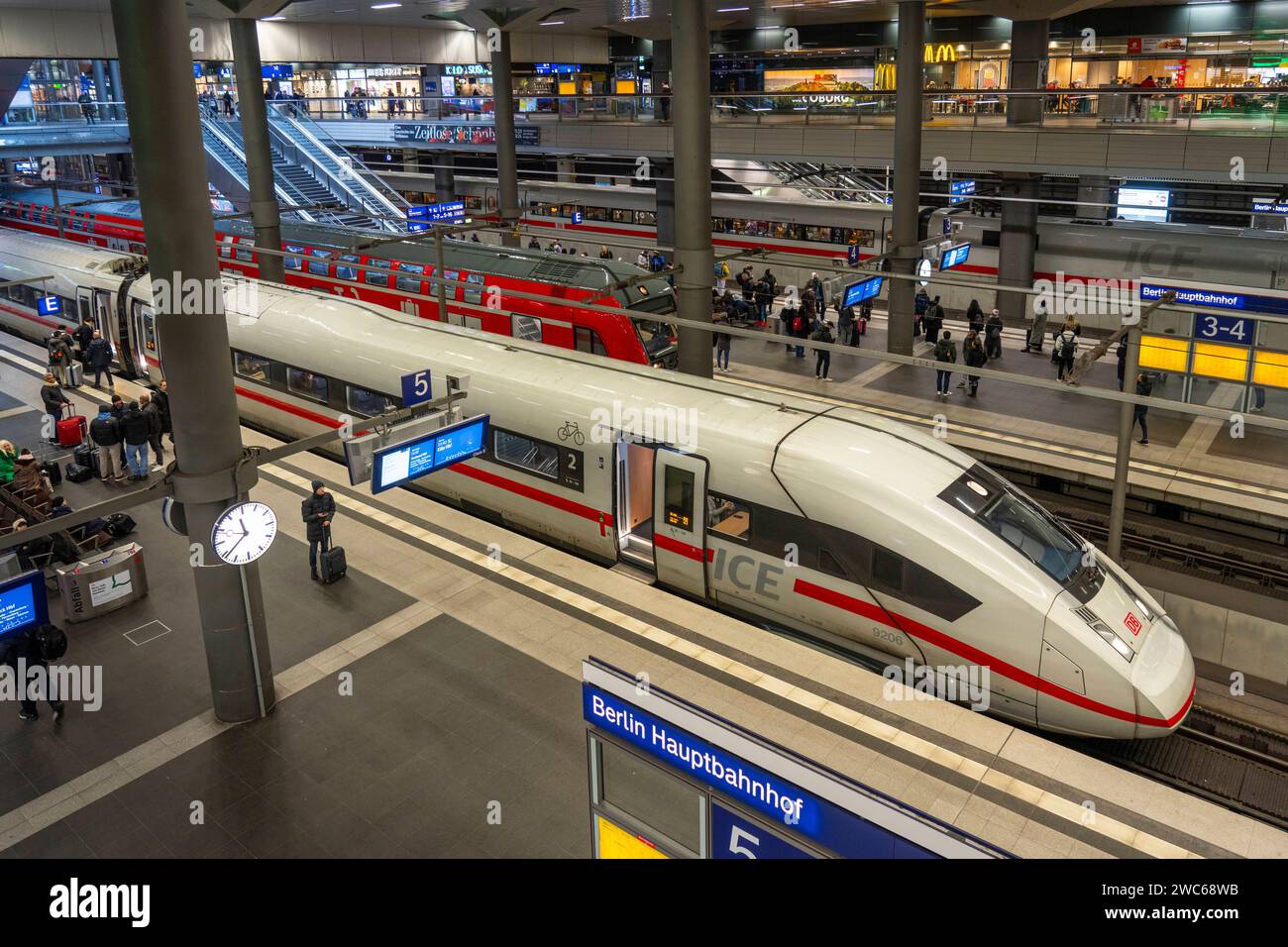 Ein Intercity Express ICE, dahinter ein Regionalexpress der Deutschen ...