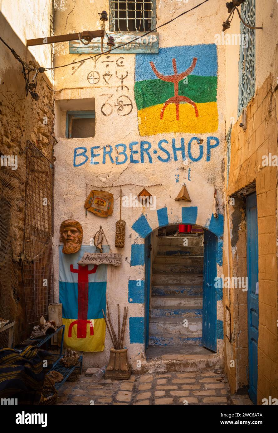 House at end of pathway hi-res stock photography and images - Alamy