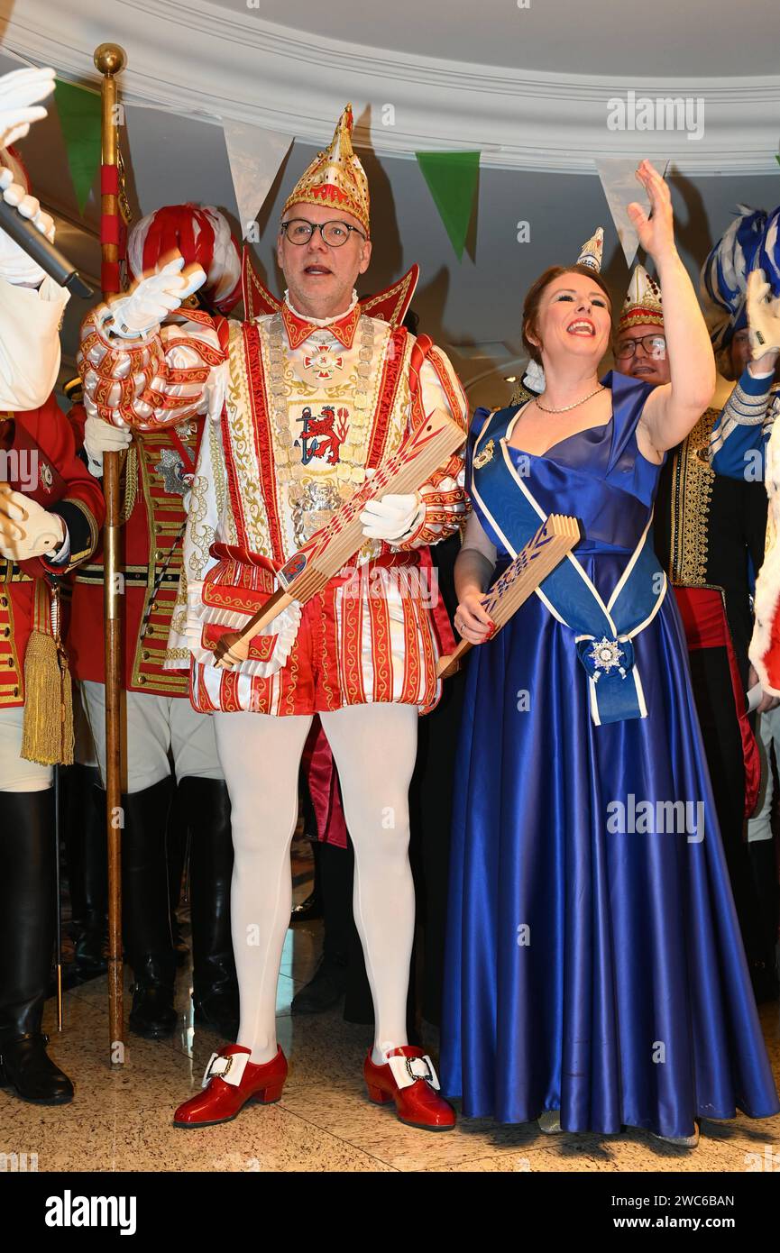 Das Düsseldorfer Prinzenpaar 2024 Prinz Uwe I und seine Venetia Melanie ...