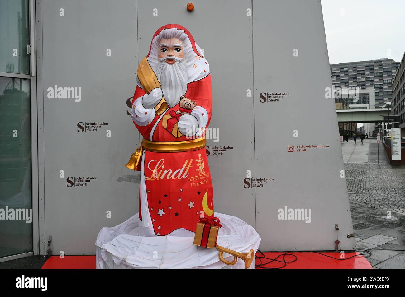 Ein grosser Lindt Schokoladen Weihnachtsmann steht am Eingang zum ...