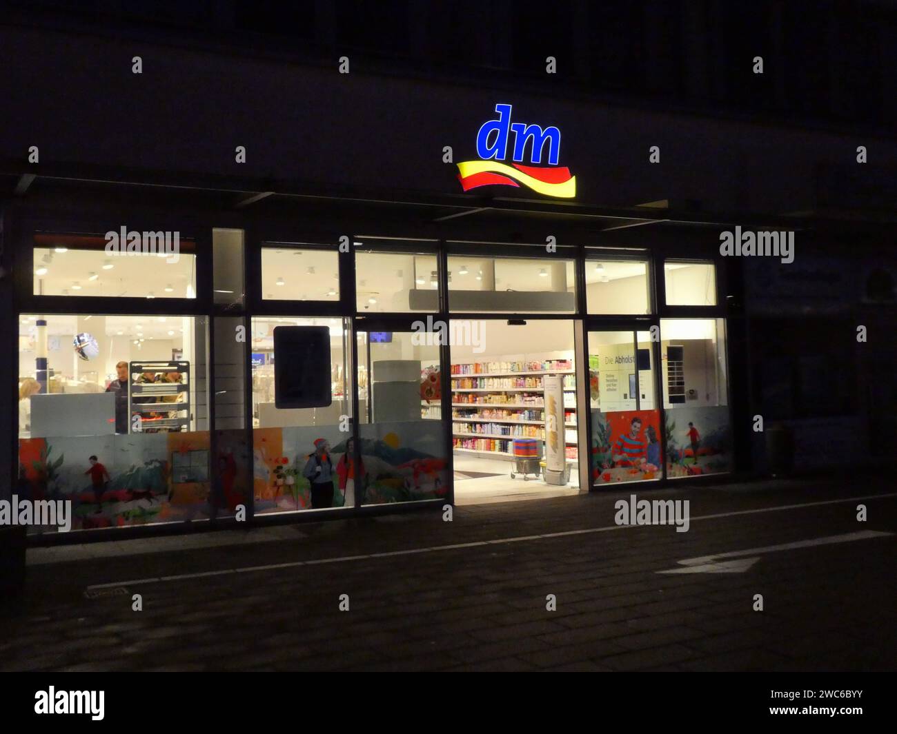 Logo, Schriftzug der Drogeriemarktkette dm an einer Filiale, ist der ...