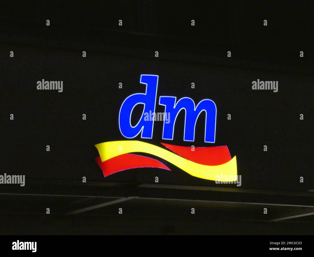 Logo, Schriftzug der Drogeriemarktkette dm an einer Filiale, ist der ...