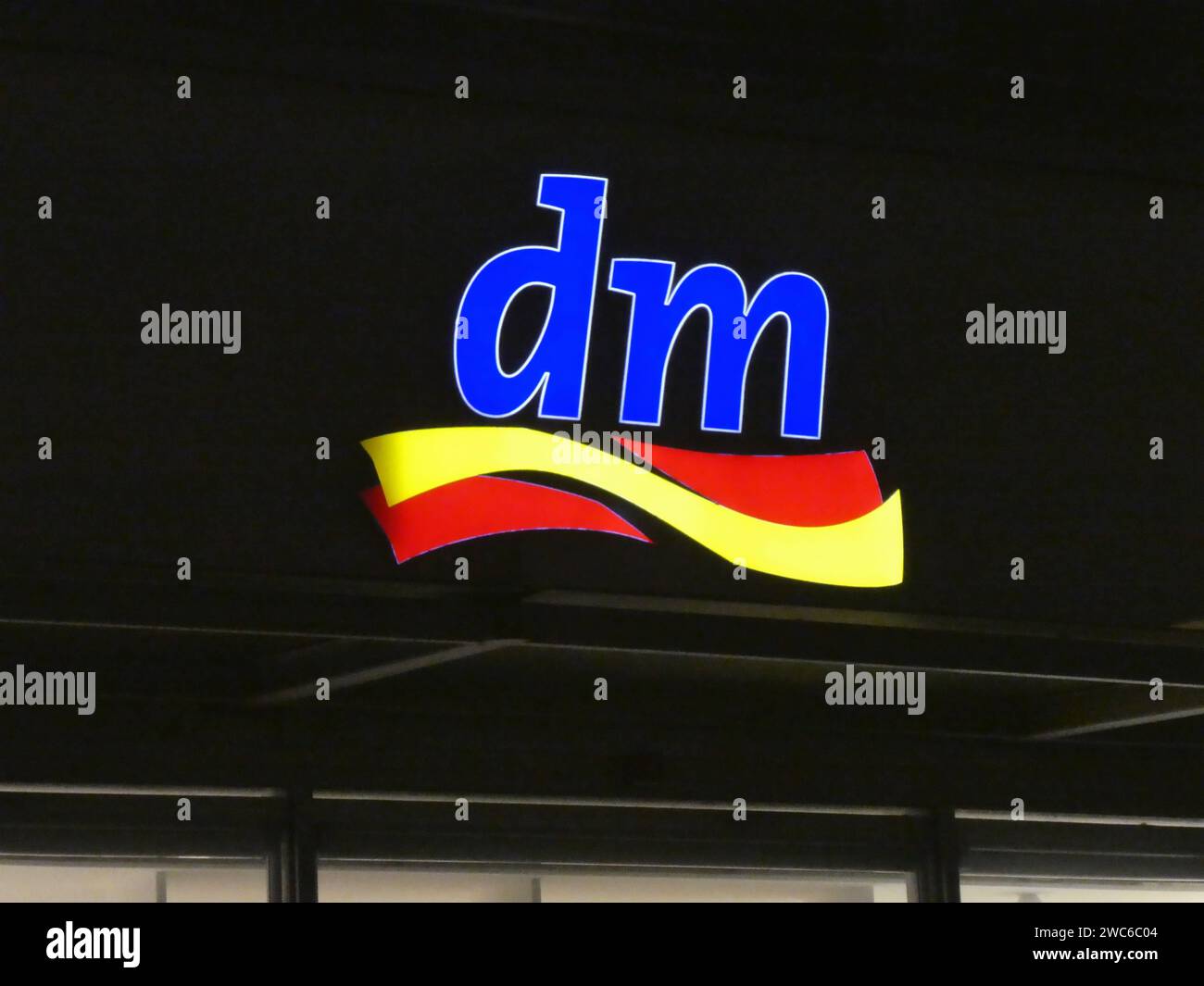 Logo, Schriftzug der Drogeriemarktkette dm an einer Filiale, ist der ...