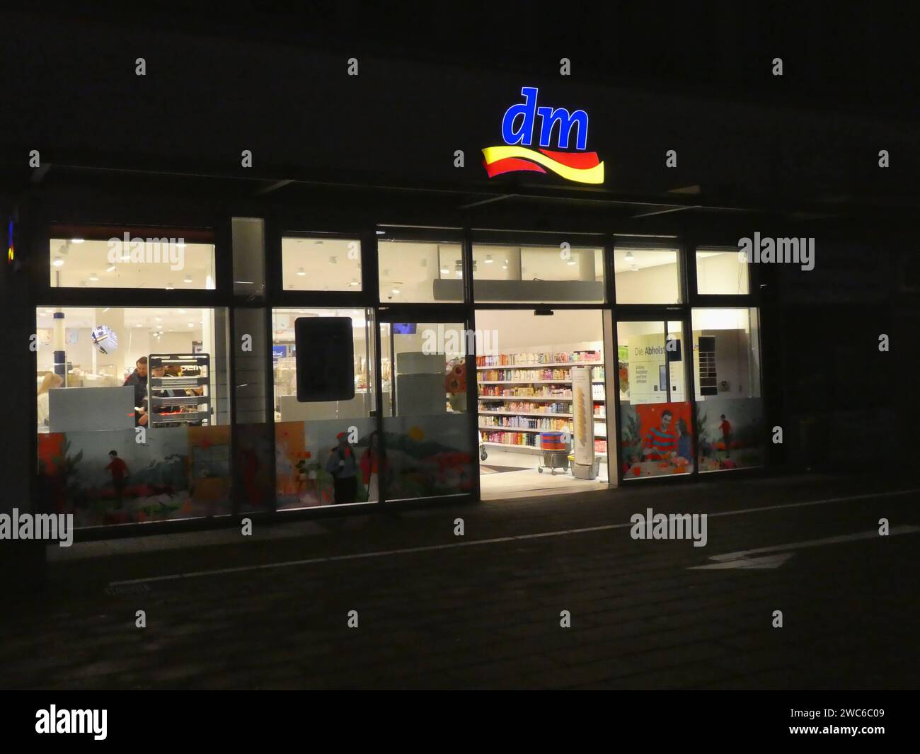 Logo, Schriftzug der Drogeriemarktkette dm an einer Filiale, ist der ...