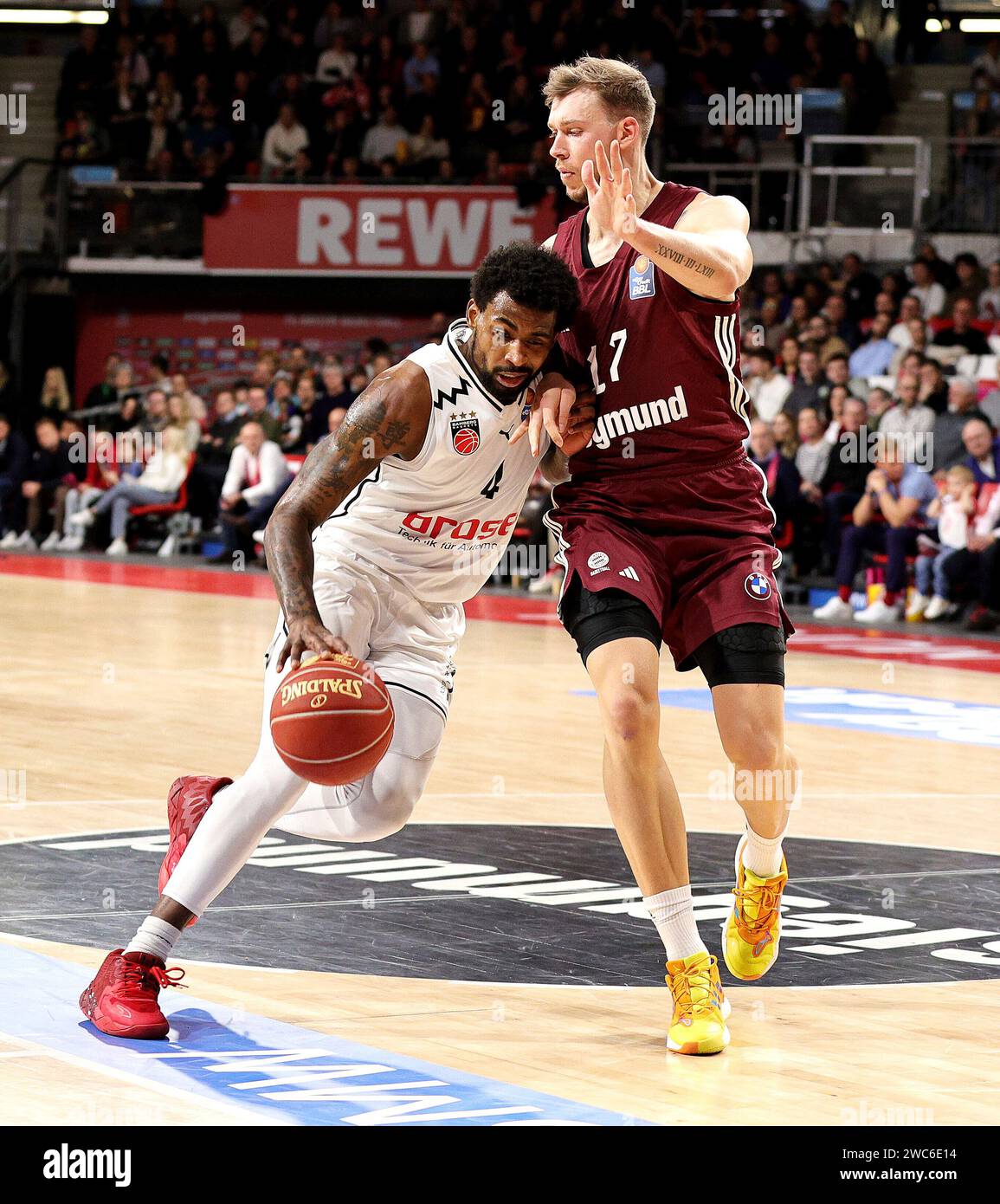 Zweikampf zwischen Adrian Nelson (Bamberg Baskets, #4) und Niklas Wimberg (Bayern Basketball ...
