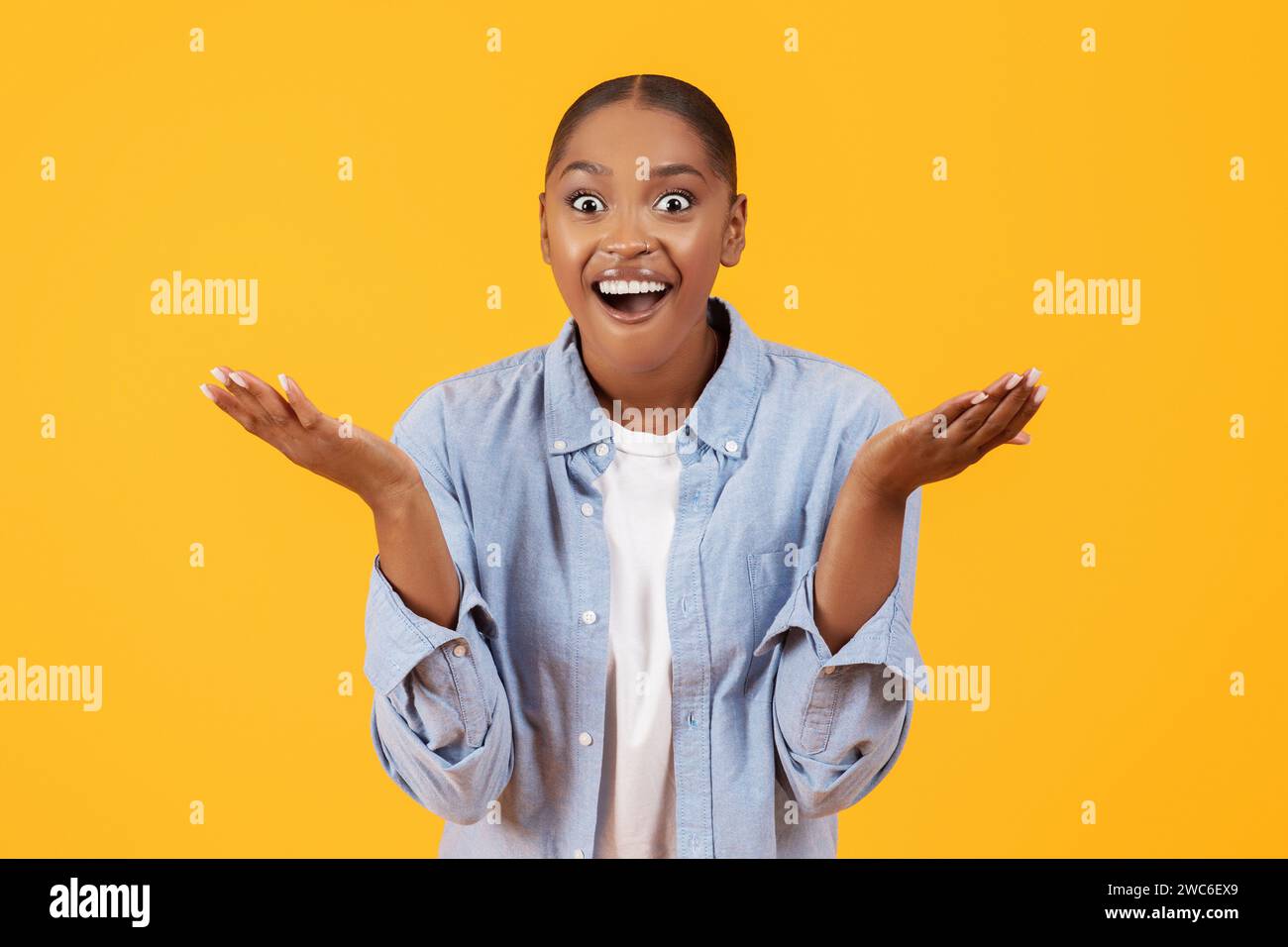 Omg surprised black woman hi-res stock photography and images - Alamy