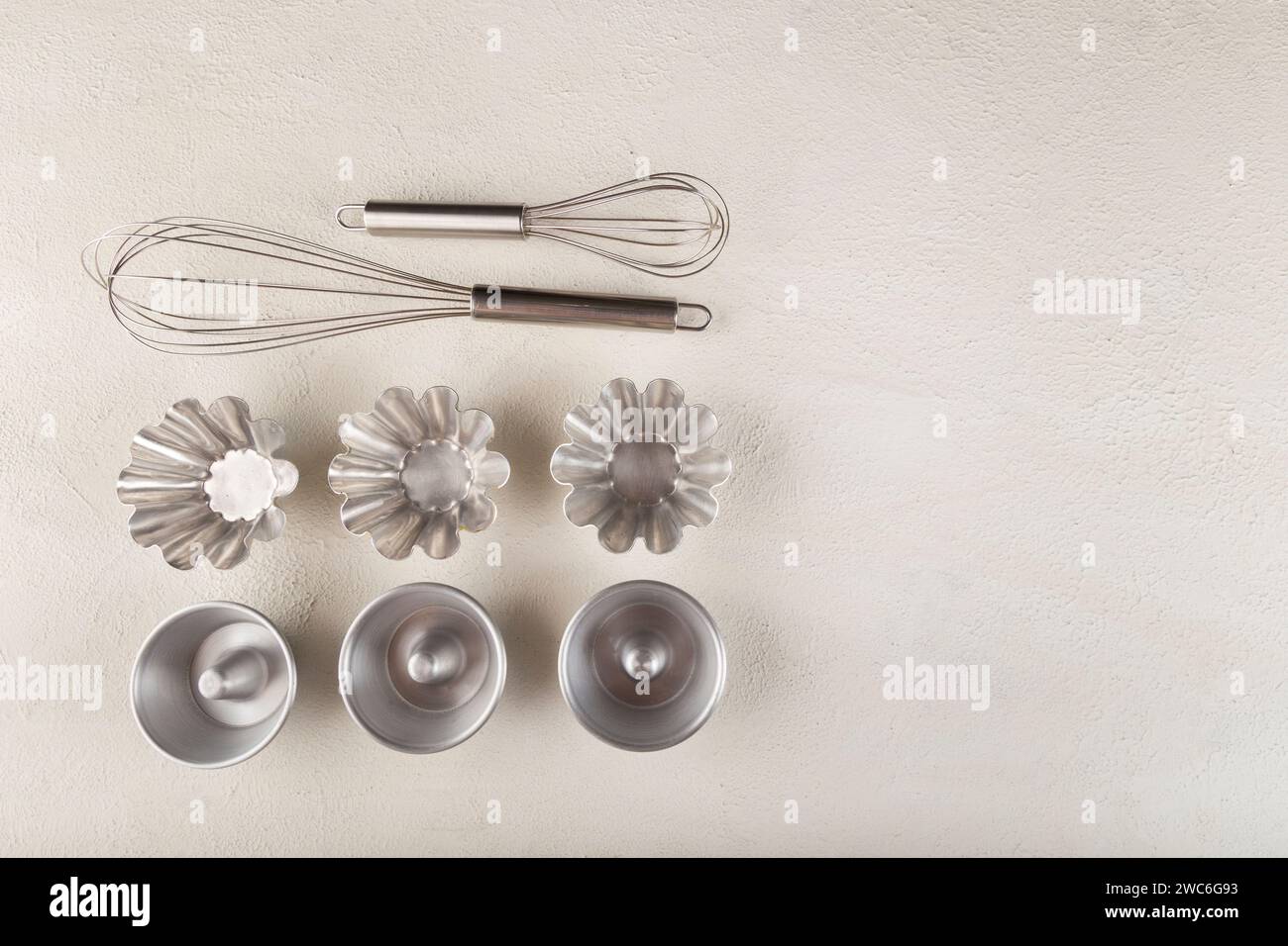 Set crockery kitchen utensils hi-res stock photography and images - Alamy