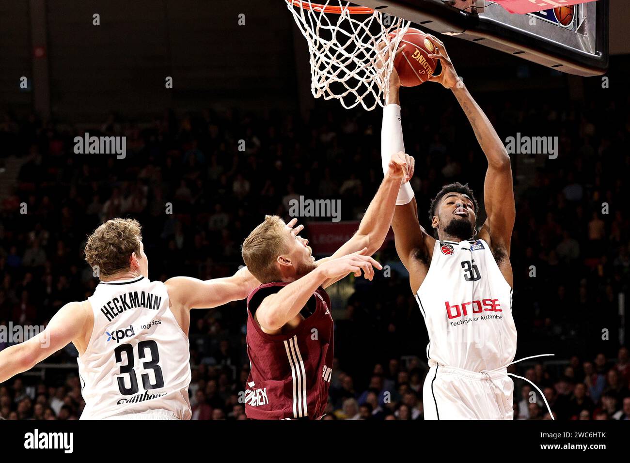 EJ Onu (Bamberg Baskets, #35) behauptet den Ball. GER, FC Bayern ...