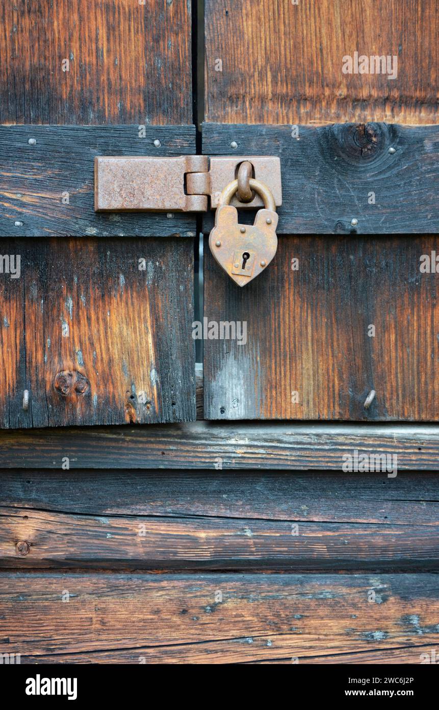 Love lock on old cabin in Stowe, Vermont Stock Photo - Alamy