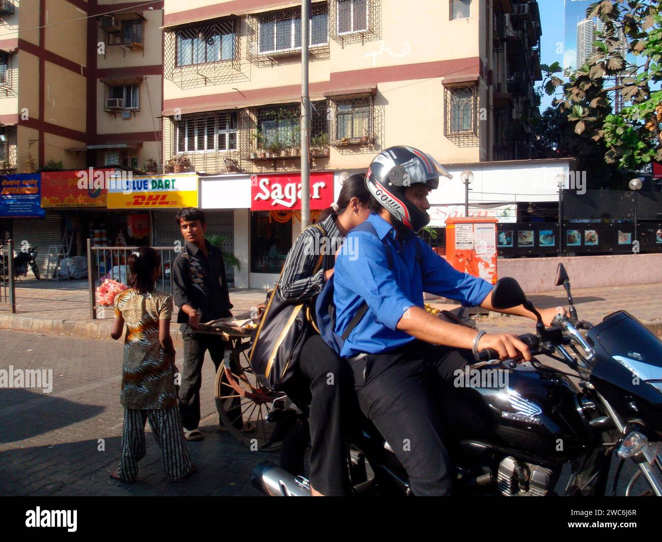 strong motorcycle an road traffic in india motorcycle traffic in india ...