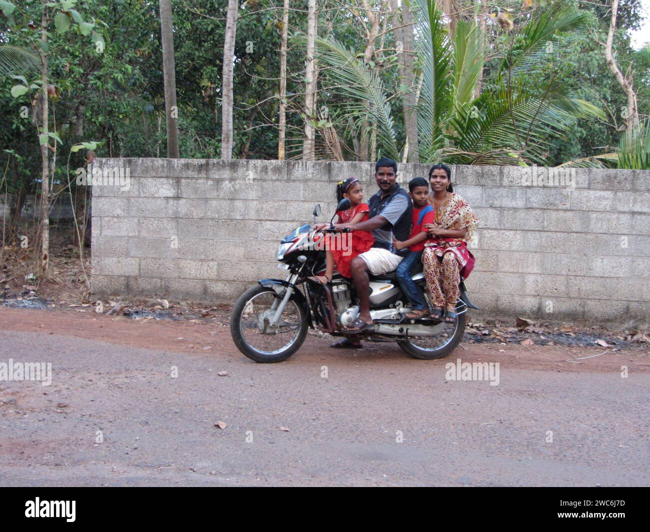 strong motorcycle an road traffic in india motorcycle traffic in india ...