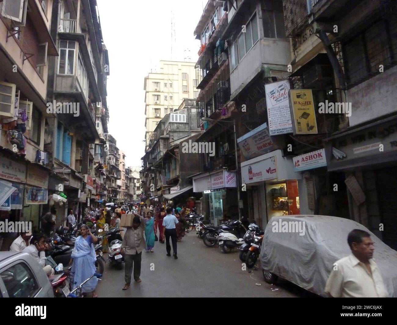 strong motorcycle an road traffic in india motorcycle traffic in india ...
