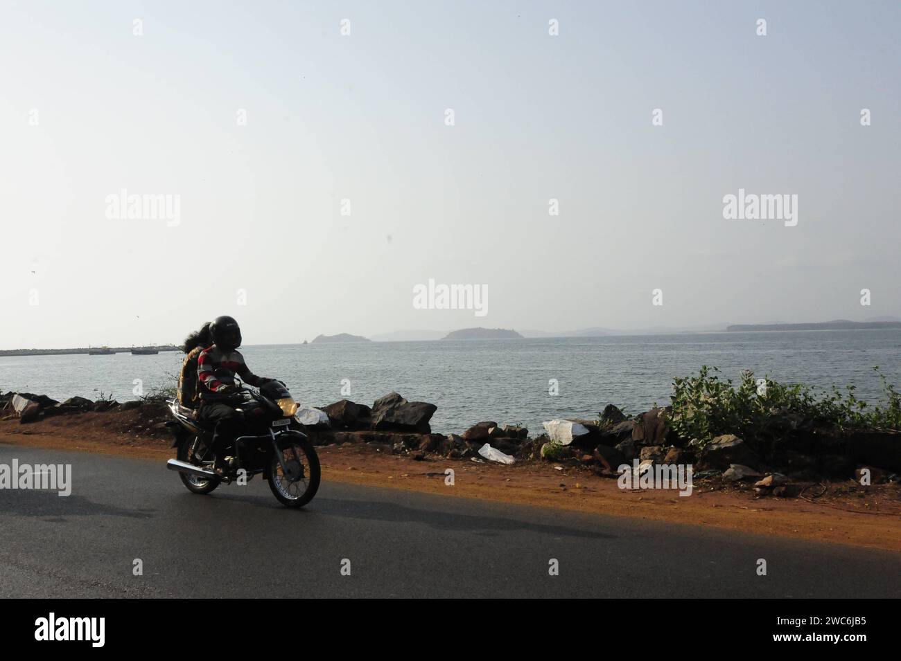 strong motorcycle an road traffic in india motorcycle traffic in india ...
