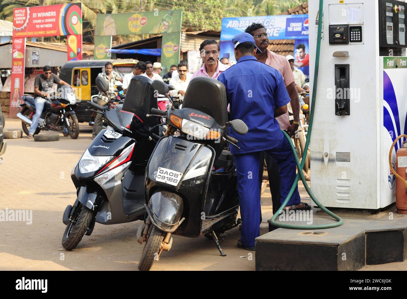 strong motorcycle an road traffic in india motorcycle traffic in india ...
