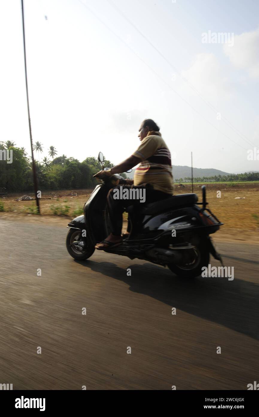 strong motorcycle an road traffic in india motorcycle traffic in india ...