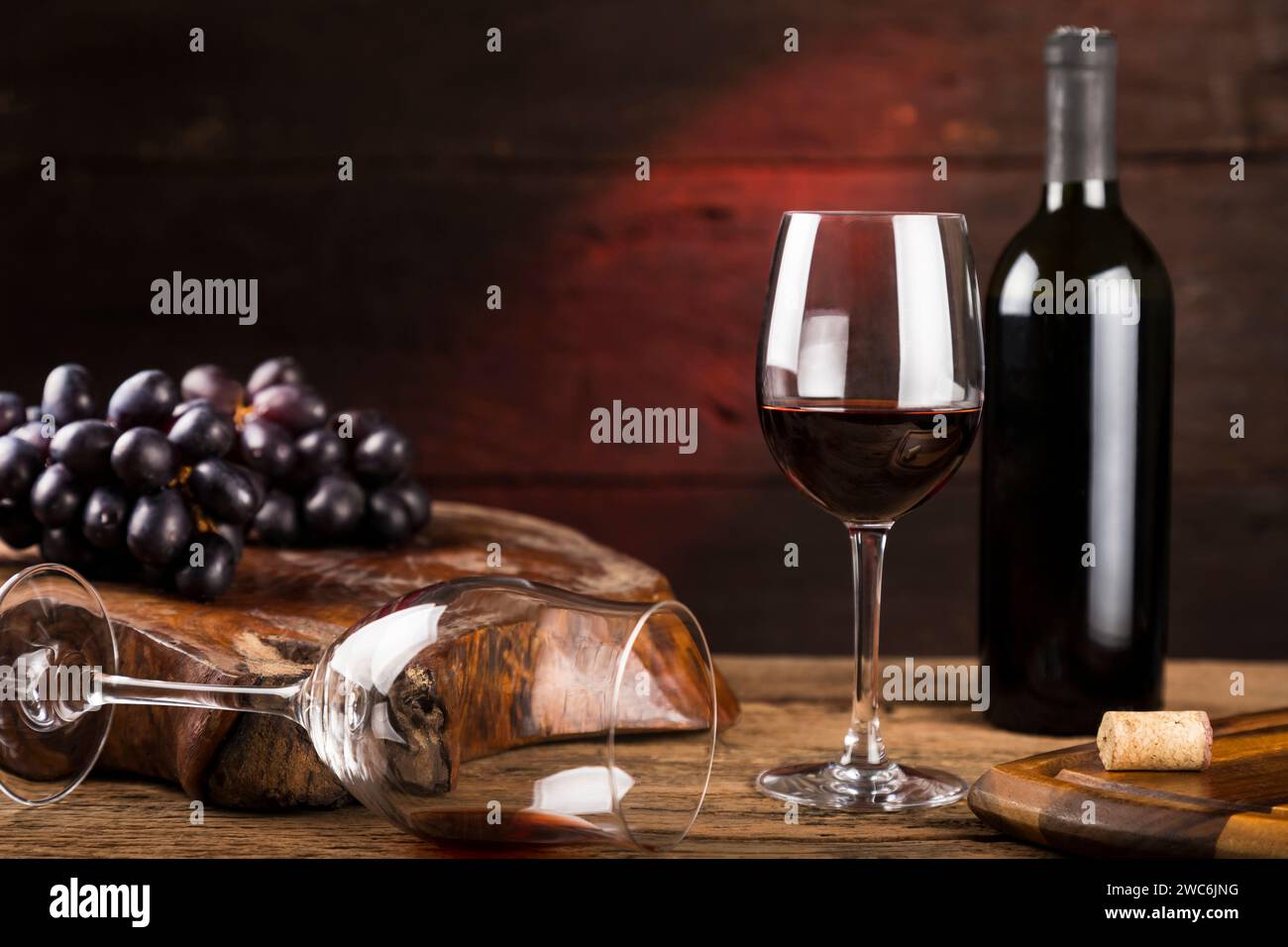 Red wine on the table with fresh grapes Stock Photo - Alamy