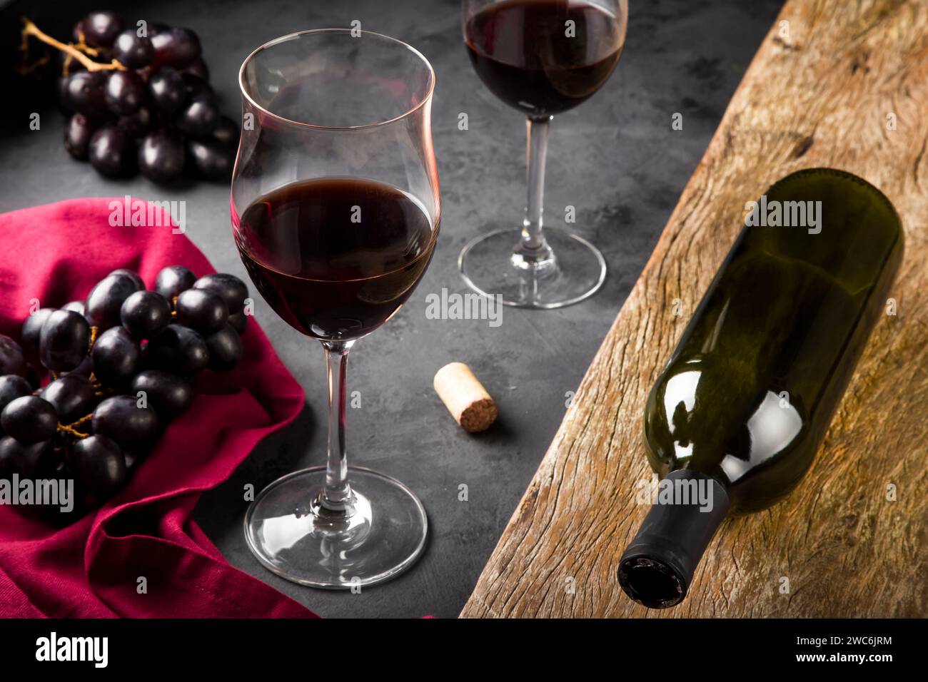 Red wine on the table with fresh grapes Stock Photo - Alamy