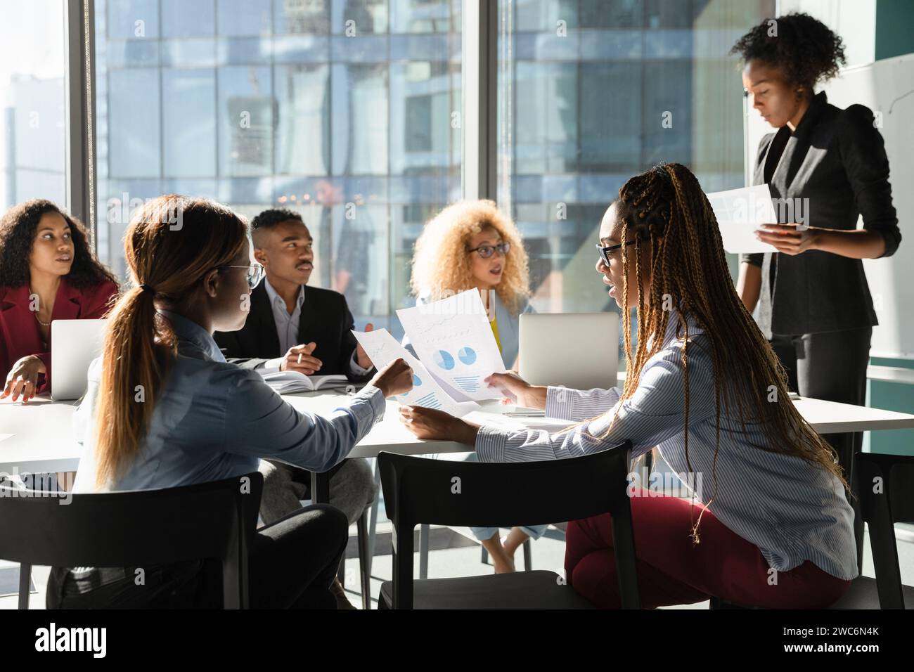 Paper handout for meeting hi-res stock photography and images - Alamy