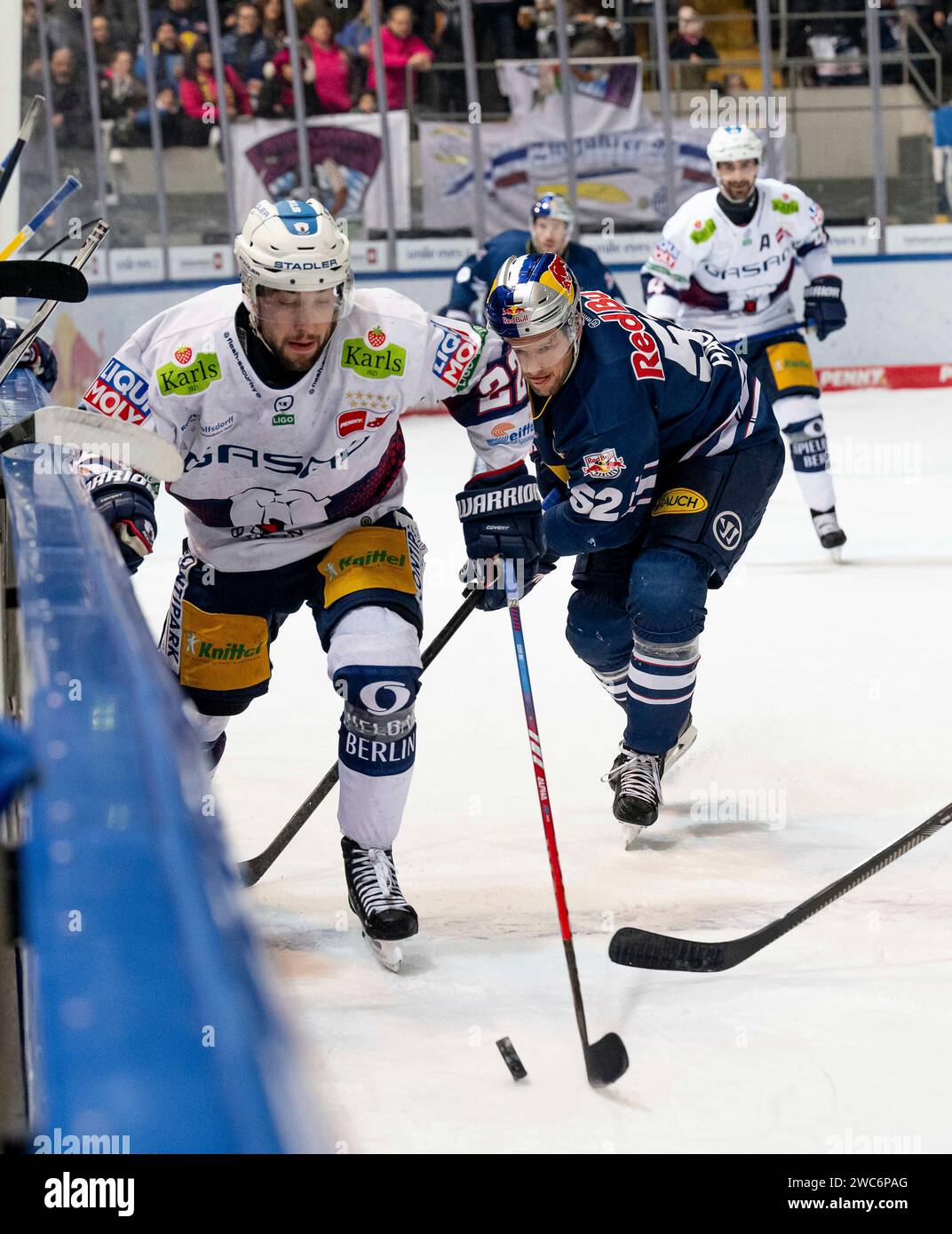 Muenchen, Deutschland. 14th Jan, 2024. Kampf um den Puck/Zweikampf zwischen Tobias Eder ...