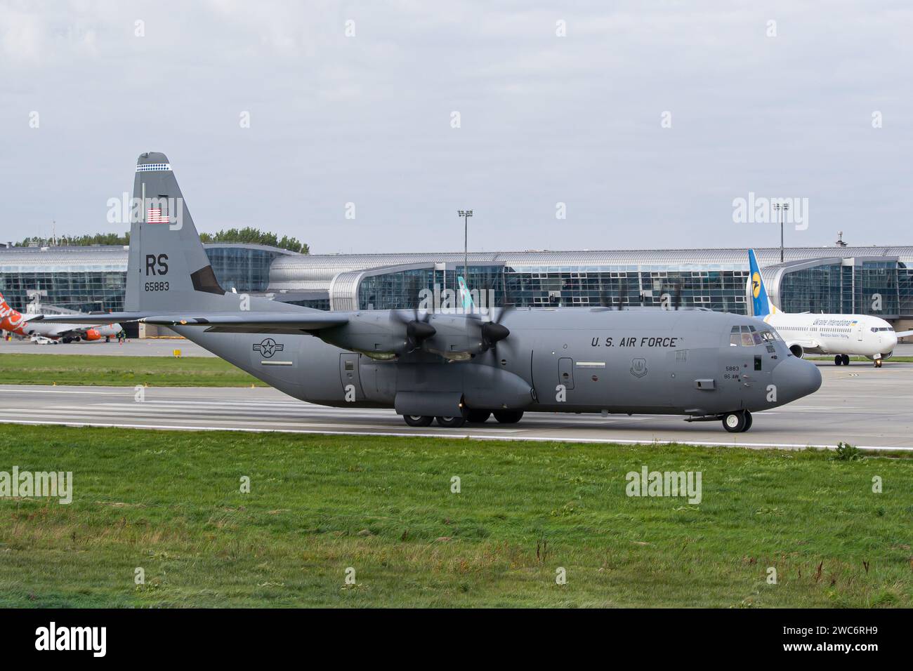 US Air Force Lockheed C-130 Hercules military transport aircraft ...