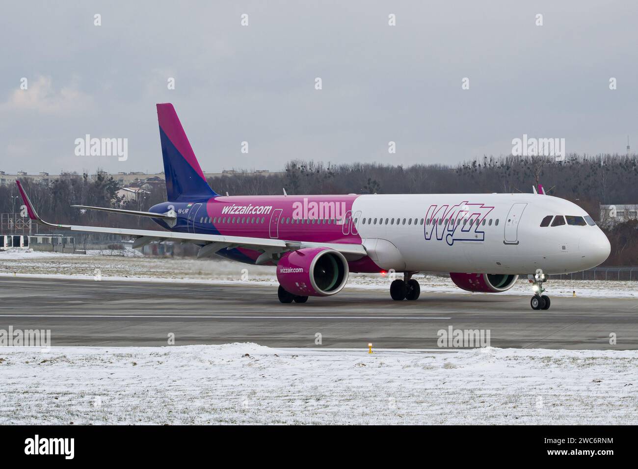 Hungarian low-cost airline's WizzAir Airbus A321 NEO taxiing for takeoff from snowy Lviv Stock ...