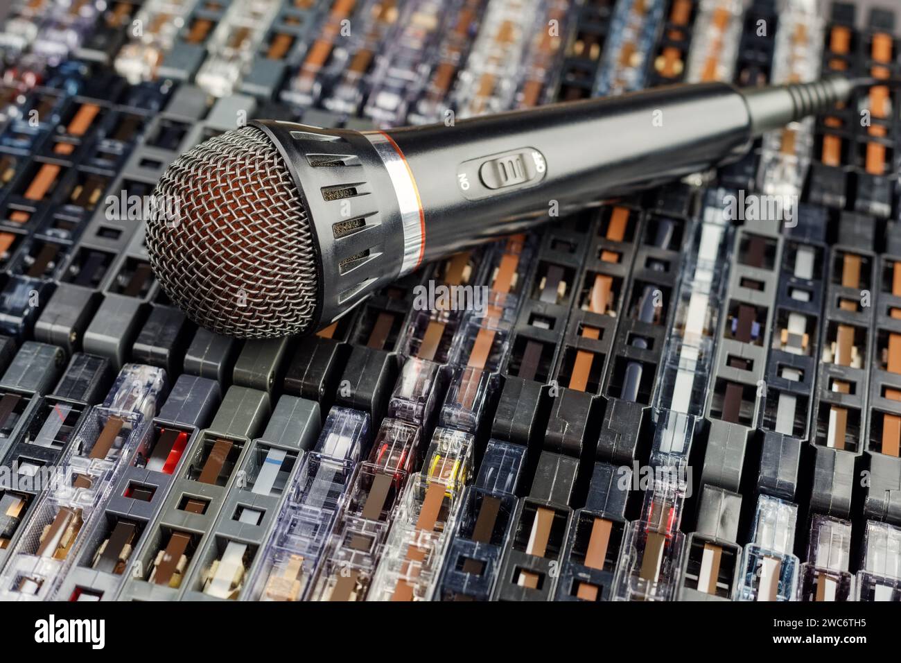 Analog microphone hi-res stock photography and images - Alamy