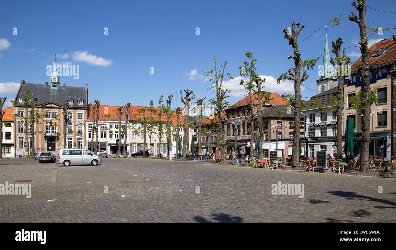 Outdoor cafe at the city hall square hi-res stock photography and ...