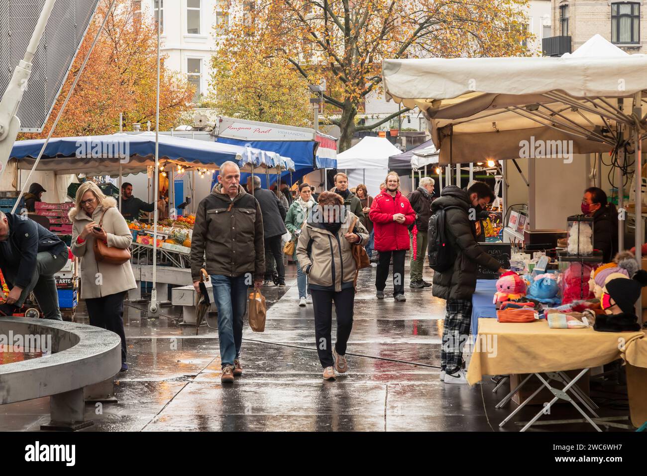 Business people square walk hi-res stock photography and images - Alamy