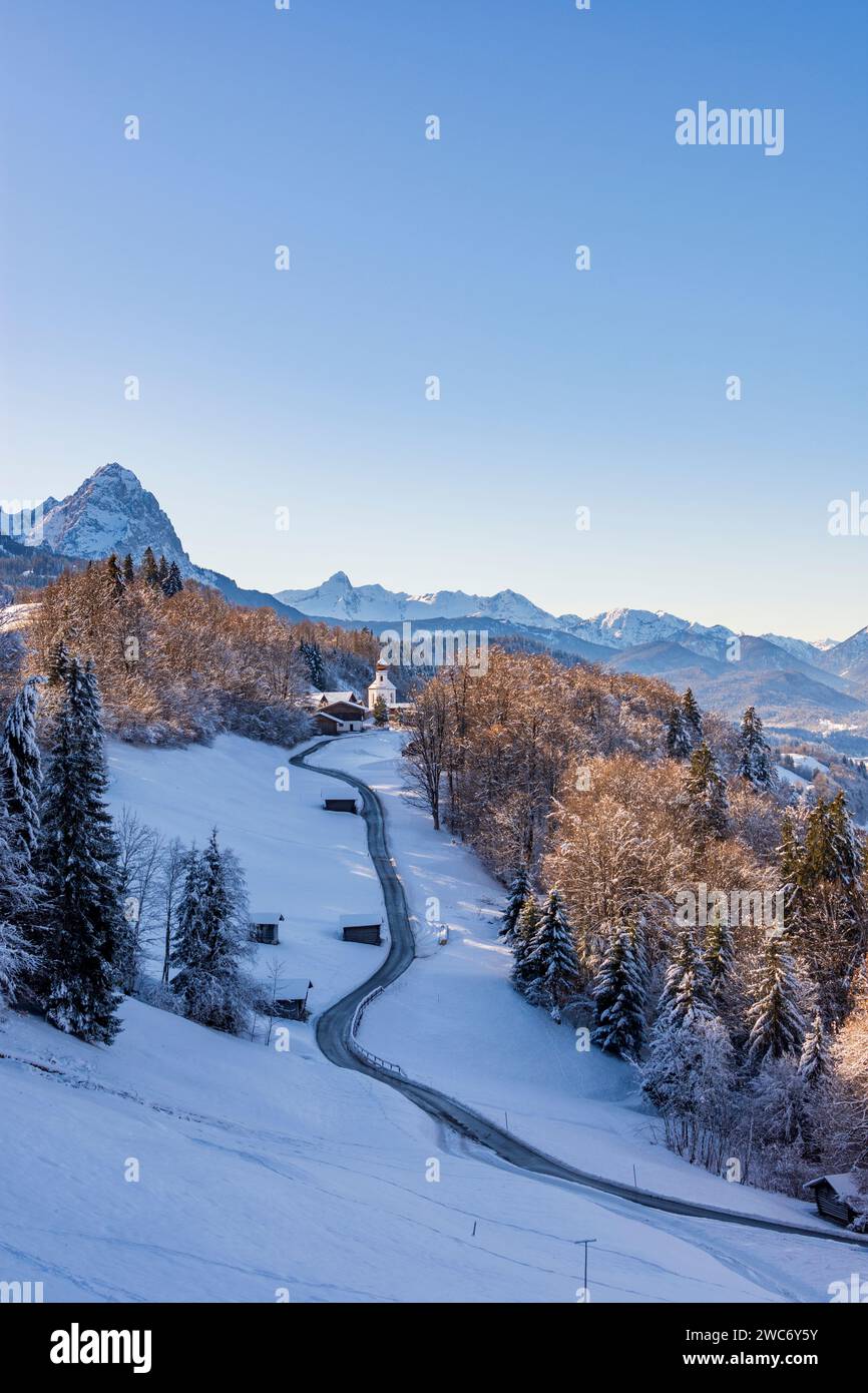Garmisch-Partenkirchen: village and church hamlet Wamberg, barns, snow ...
