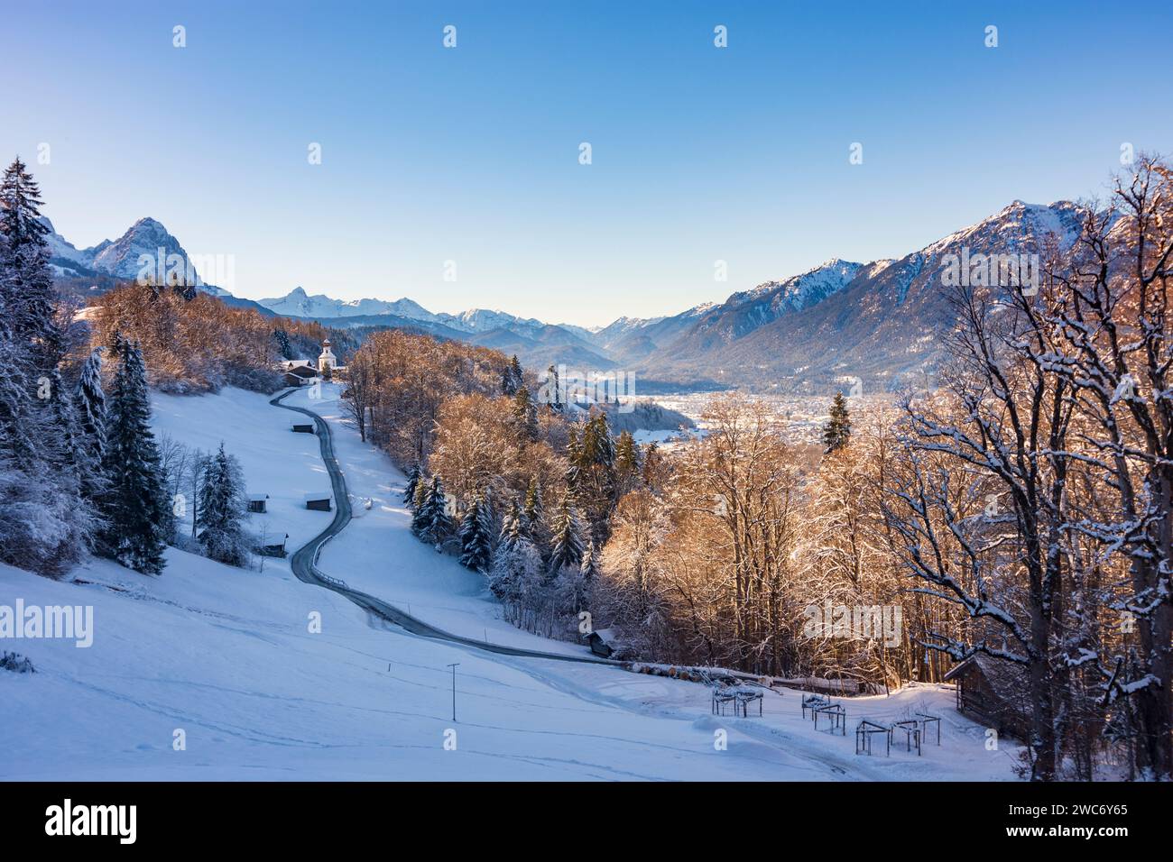 Garmisch-Partenkirchen: village and church hamlet Wamberg, barns, snow ...