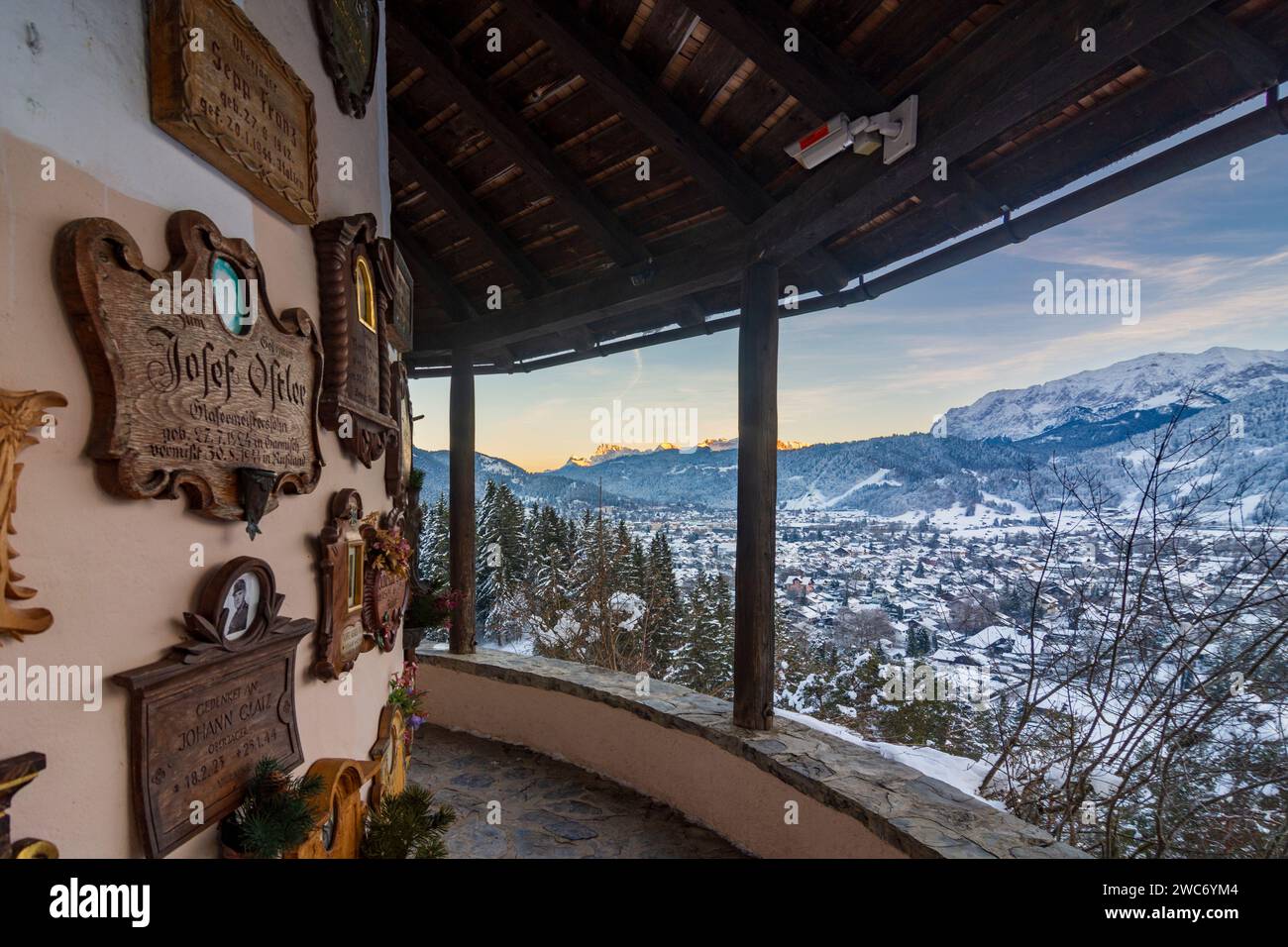 Garmisch-Partenkirchen: chapel Kriegergedächtniskapelle, view to ...