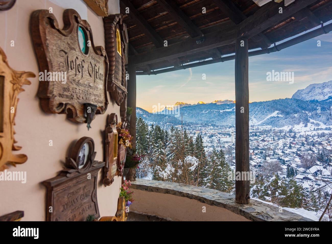 Garmisch-Partenkirchen: chapel Kriegergedächtniskapelle, view to ...
