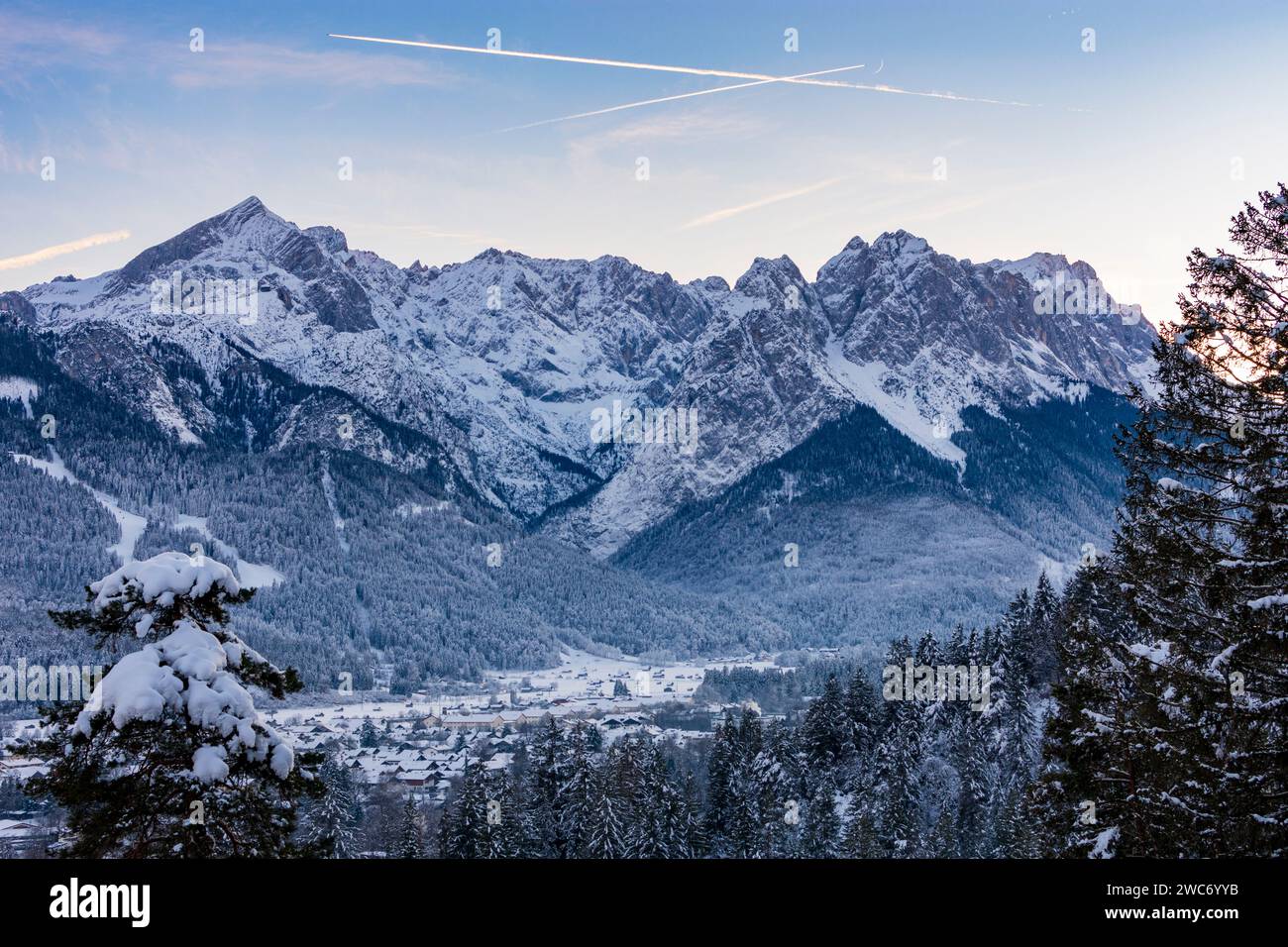 Garmisch-Partenkirchen: Wetterstein mountain range, summit Alpspitze ...