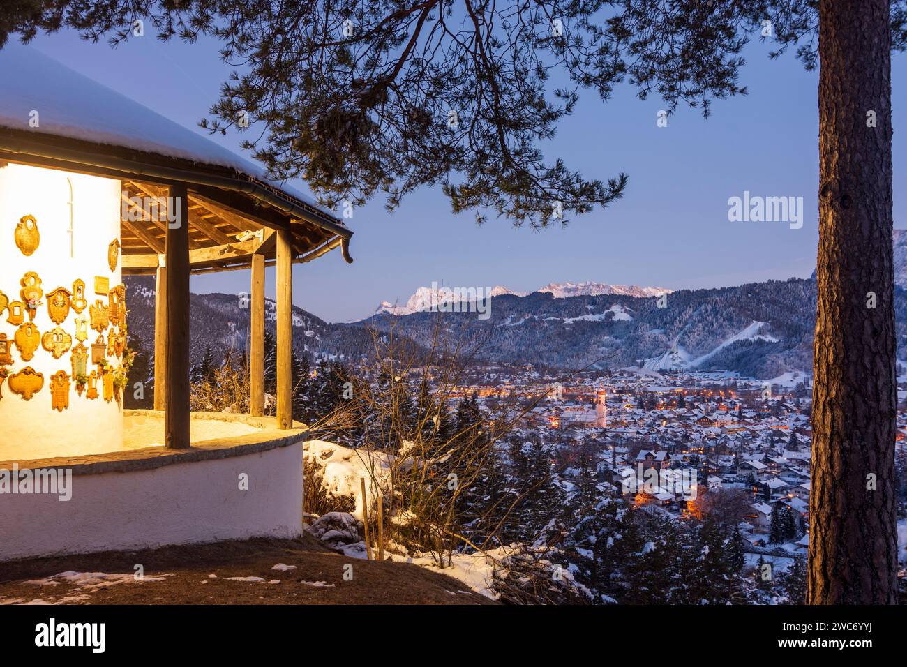 Garmisch-Partenkirchen: chapel Kriegergedächtniskapelle, view to ...
