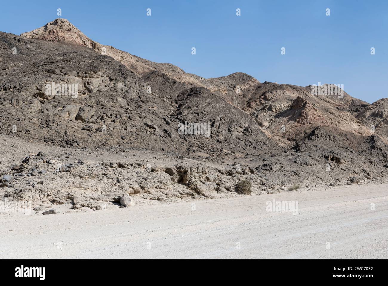 Hills in the desert hi-res stock photography and images - Alamy