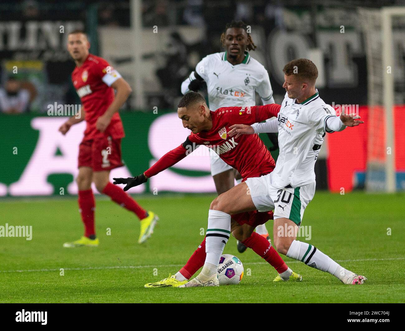 Zweikampf zwischen Nico Elvedi (Borussia Moenchengladbach, #30) und Enzo Millot (VfB Stuttgart ...