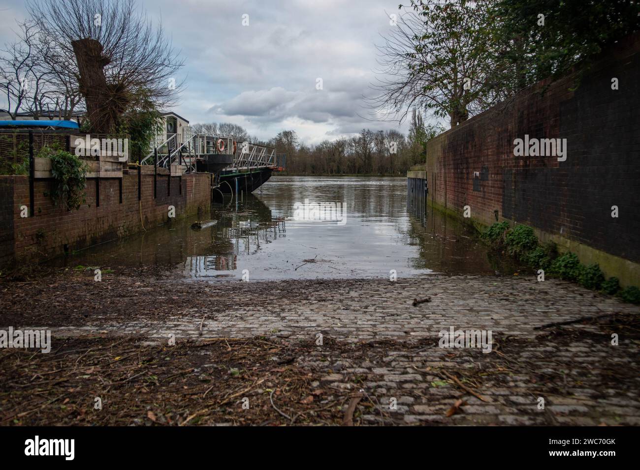 Chiswick mall flood hi-res stock photography and images - Alamy