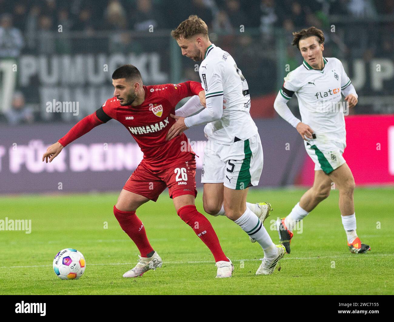 Zweikampf zwischen Deniz Undav (VfB Stuttgart, #26) und Marvin Friedrich (Borussia ...