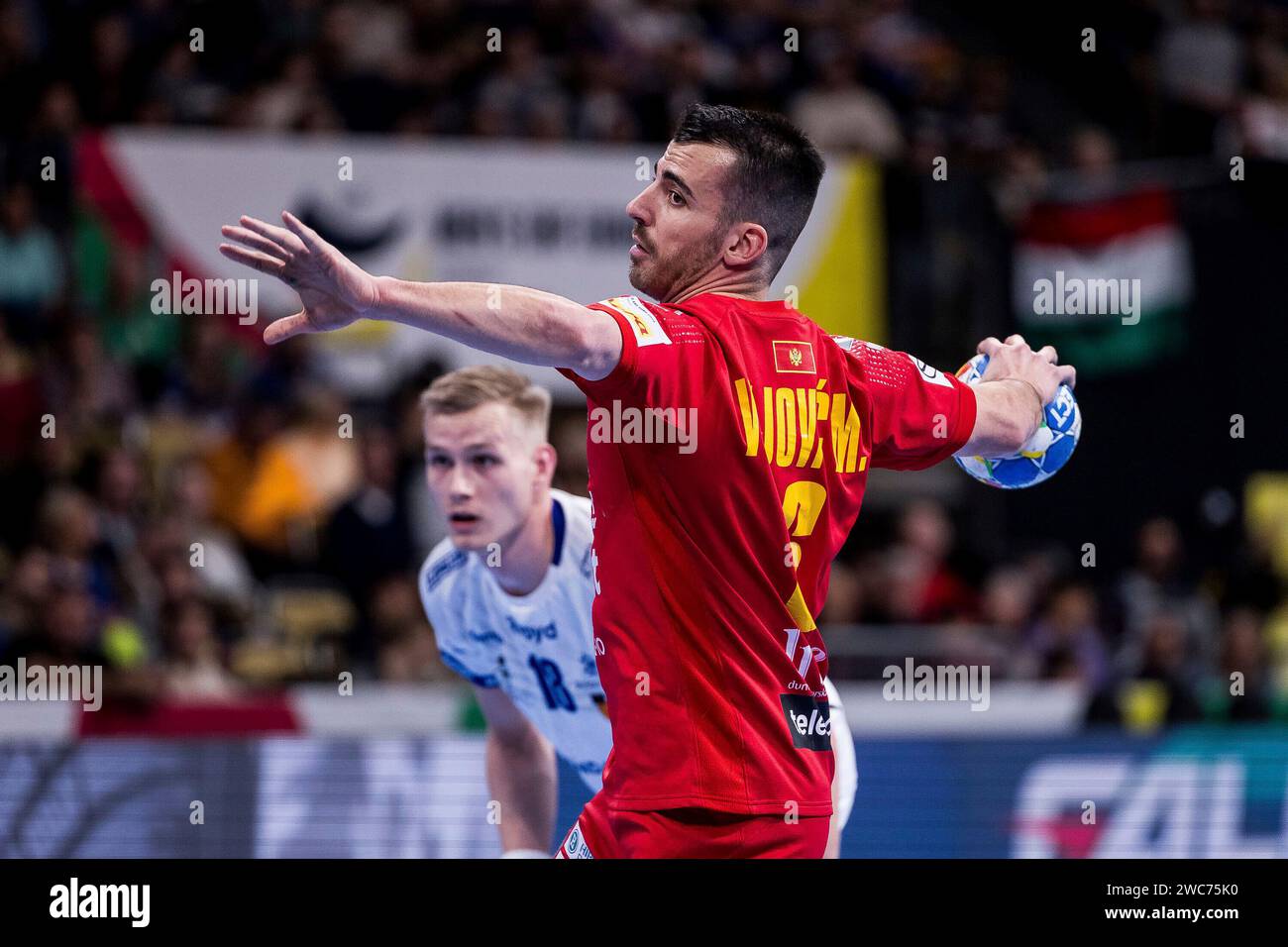 Ellidi Vidarsson (Island, #18) im Hintergrund, Milos Vujovic ...