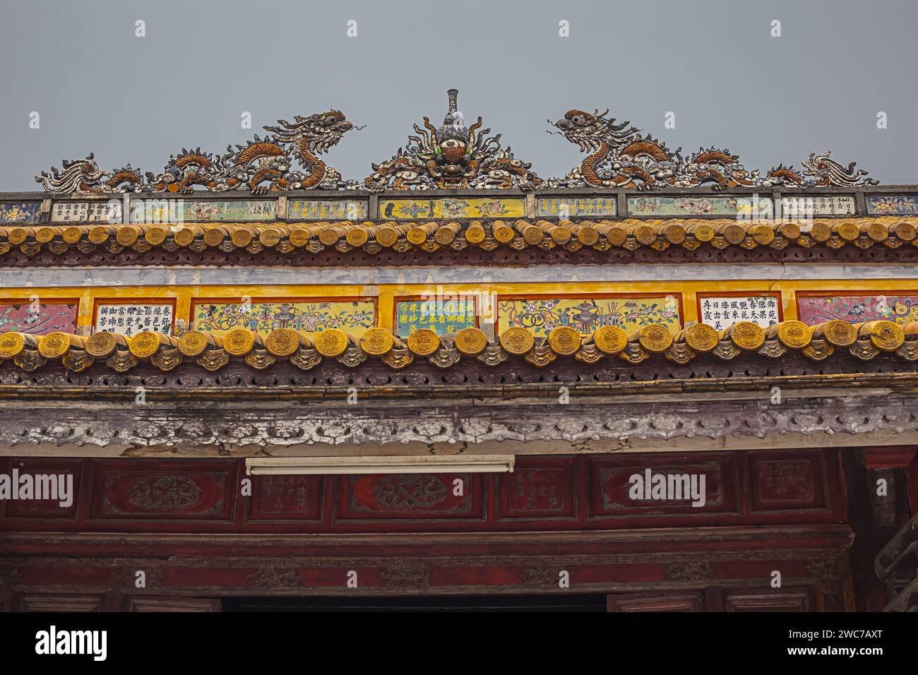 Vietnam ornate ceramic roof tiles hi-res stock photography and images ...