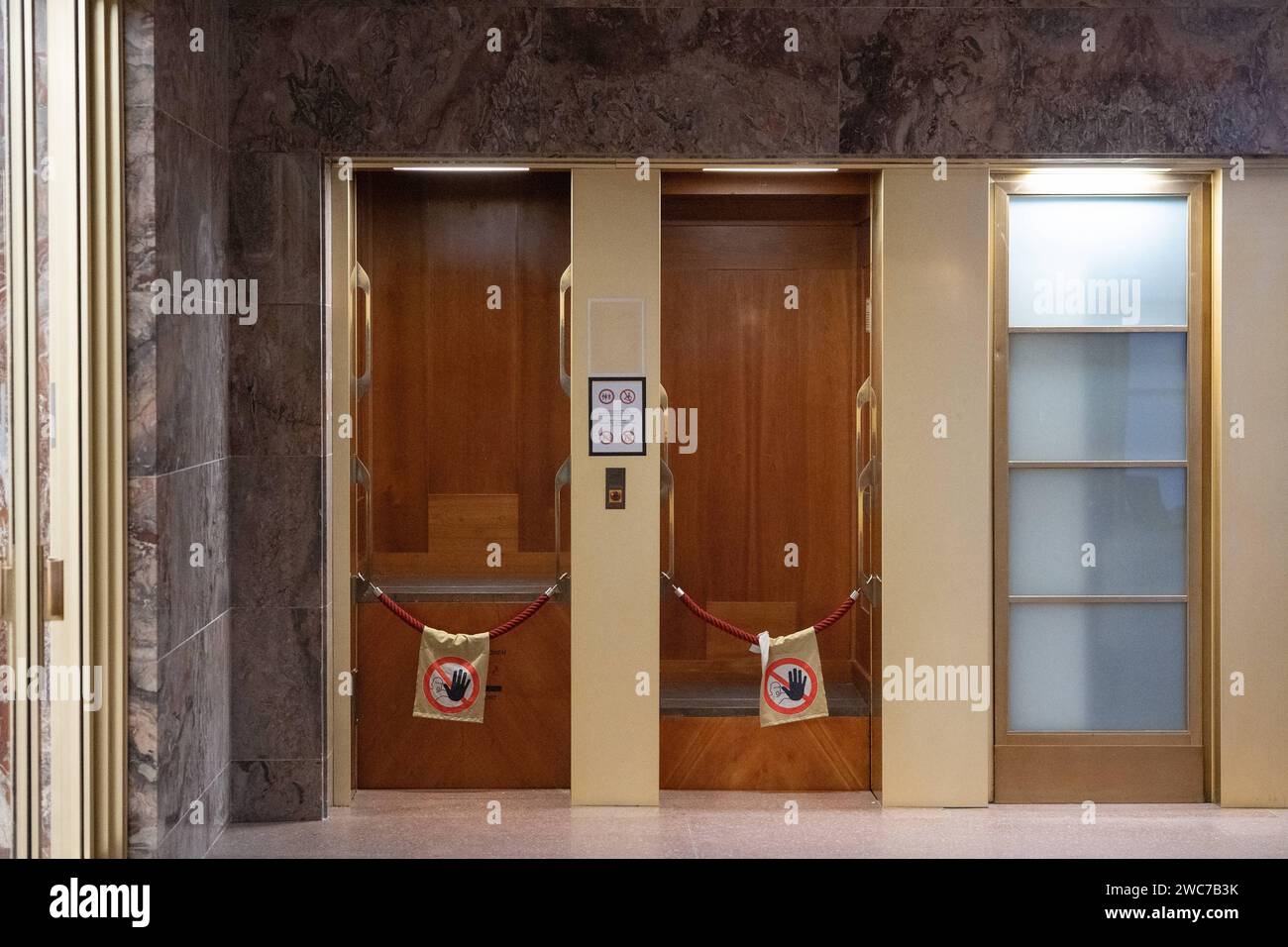 Paternoster im Auswärtigen Amt in Berlin - der werktäglich im Betrieb ...