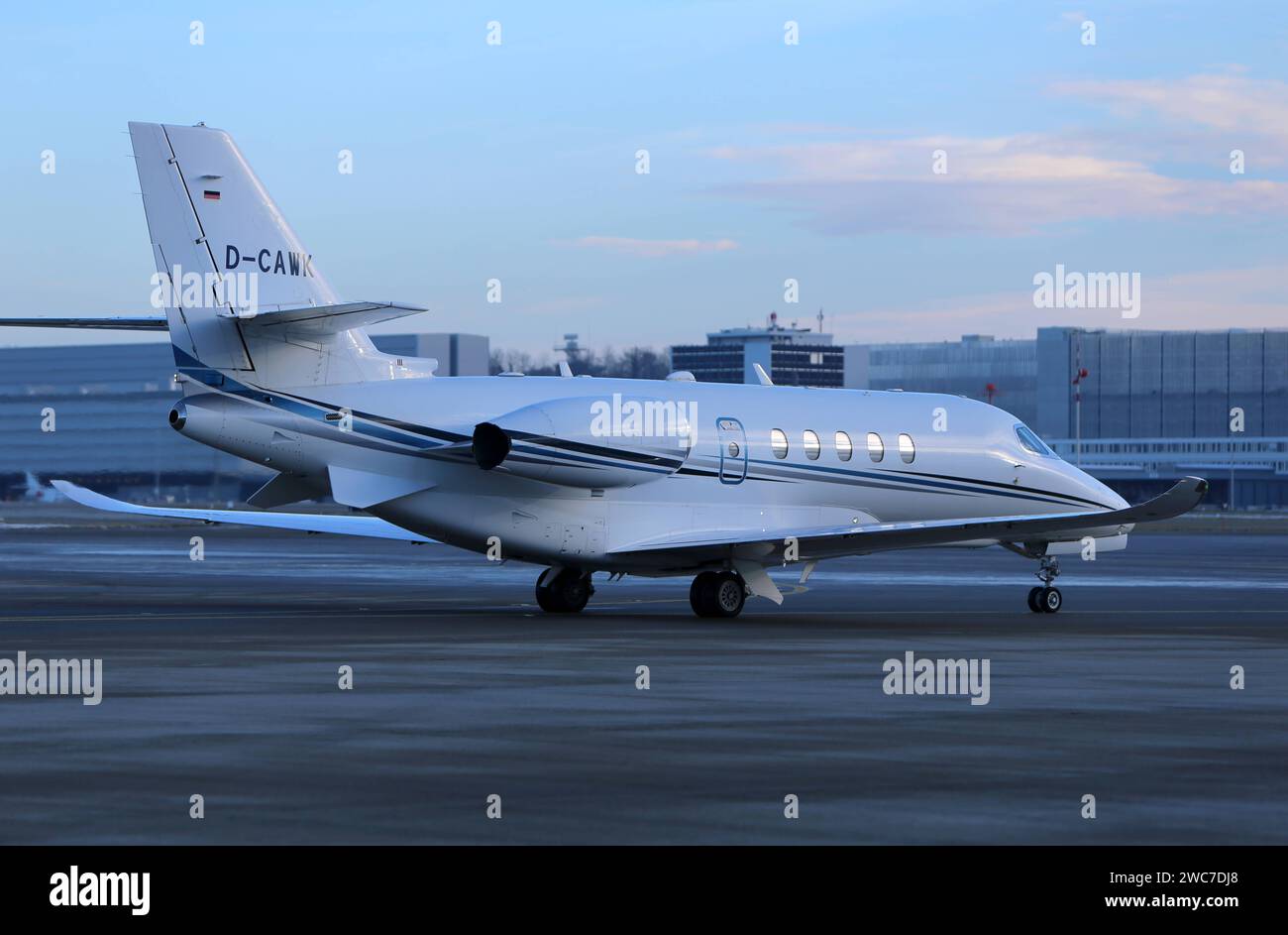 Ein deutscher Learjet vom Typ Cessna 680A Citation Latitude mit der ...