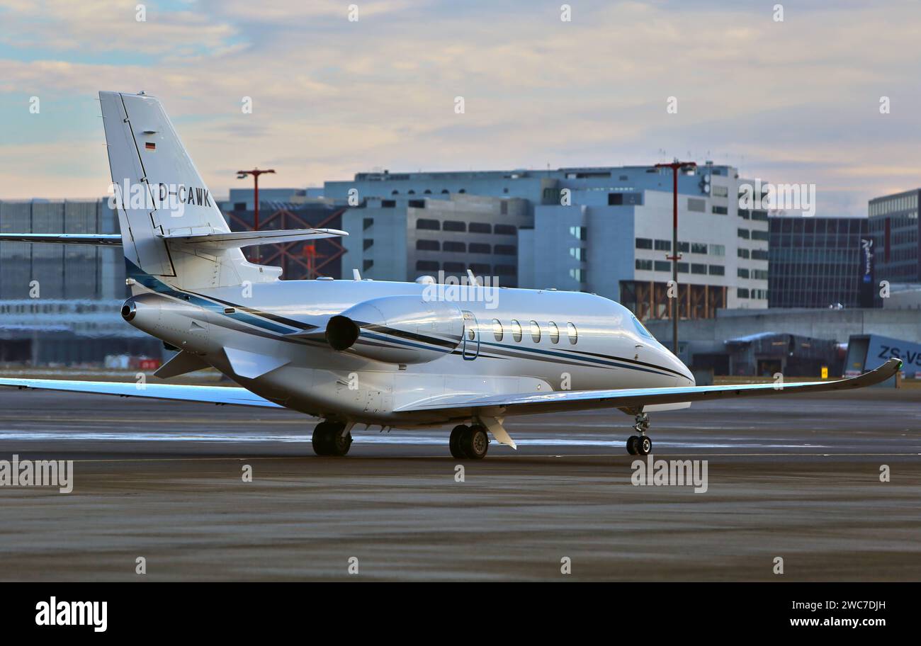 Ein deutscher Learjet vom Typ Cessna 680A Citation Latitude mit der ...